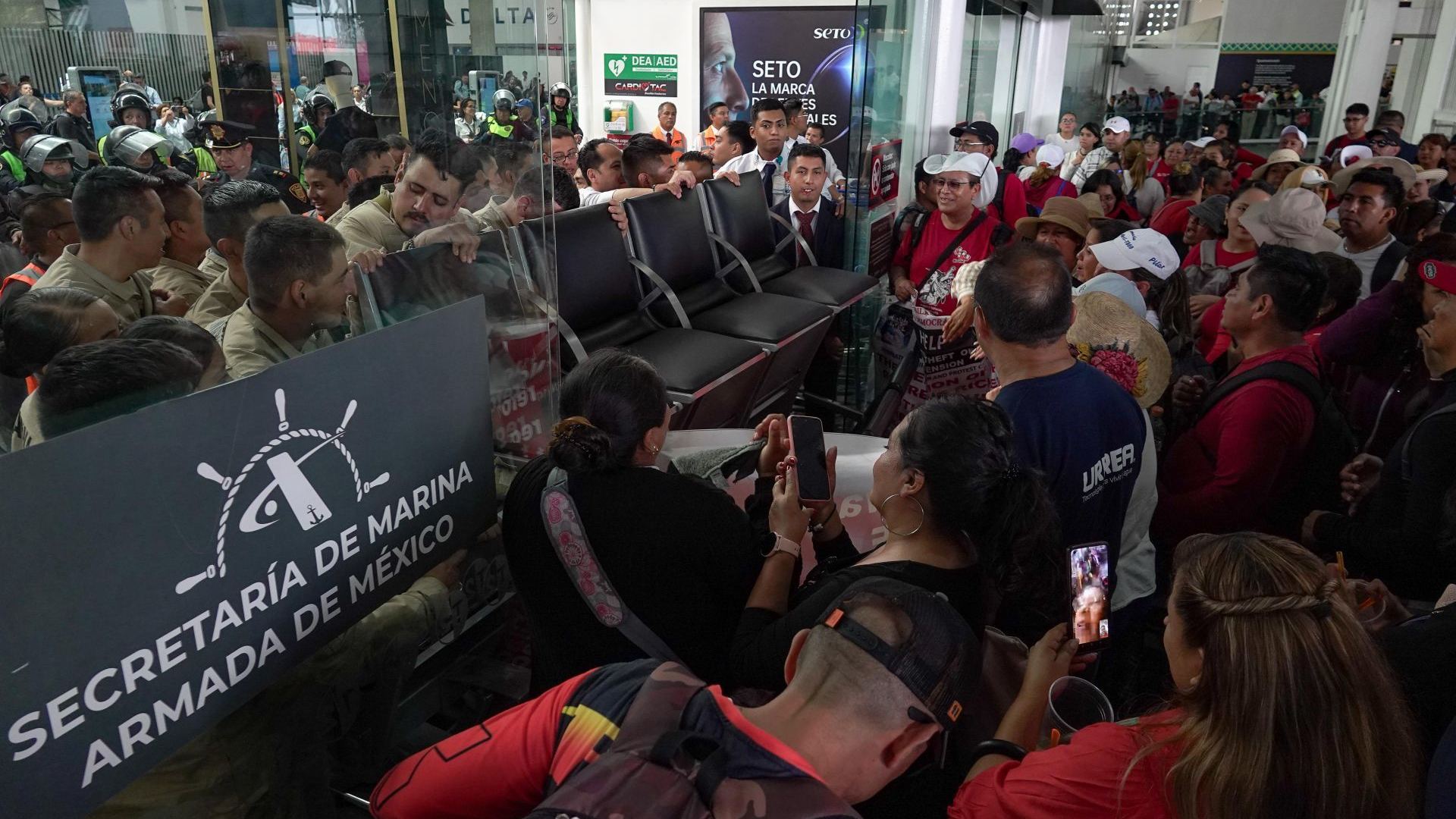 Bloqueo de la CNTE en AICM: Más de 3 Mil Pasajeros Afectados y 15 Vuelos Redirigidos | N+